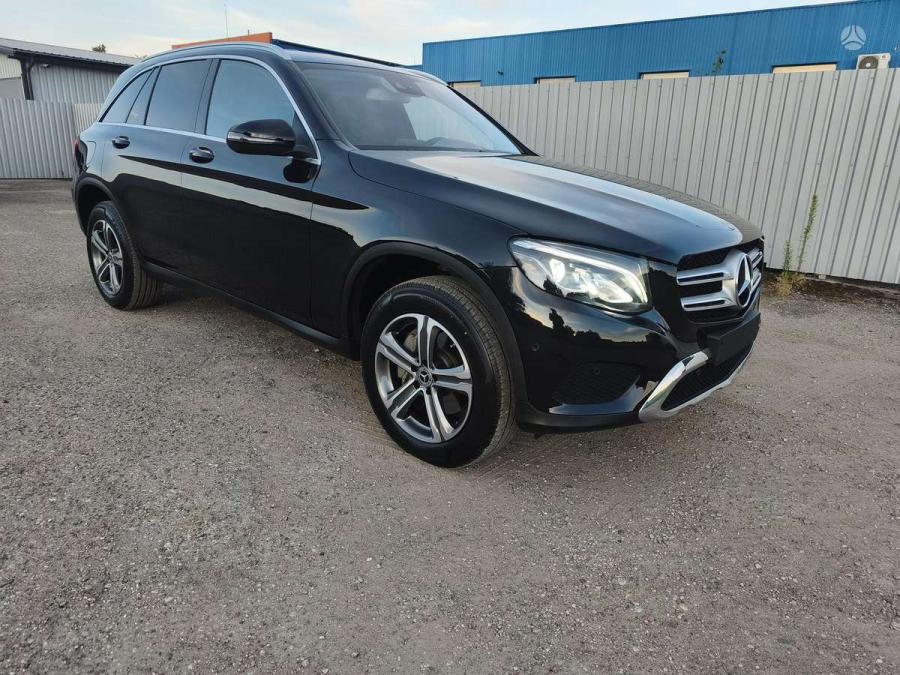 Melns Mercedes-Benz GLC 250 2018 Šauļi, ar dzinēja tilpumu 2.00 L un nobraukumu 58 tūkst. km par 20500 €, foto 5 vietnē AUTOMOTO.COM.LV