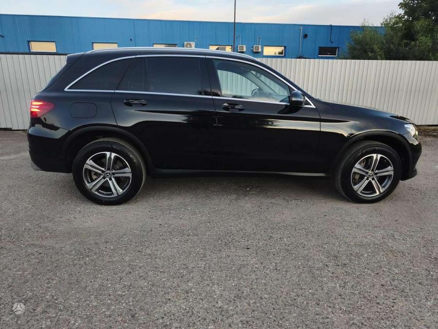 Melns Mercedes-Benz GLC 250 2018 Šauļi, ar dzinēja tilpumu 2.00 L un nobraukumu 58 tūkst. km par 20500 €, foto 6 vietnē AUTOMOTO.COM.LV