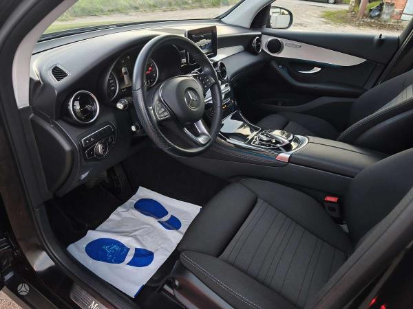 Melns Mercedes-Benz GLC 250 2018 Šauļi, ar dzinēja tilpumu 2.00 L un nobraukumu 58 tūkst. km par 20500 €, foto 7 vietnē AUTOMOTO.COM.LV