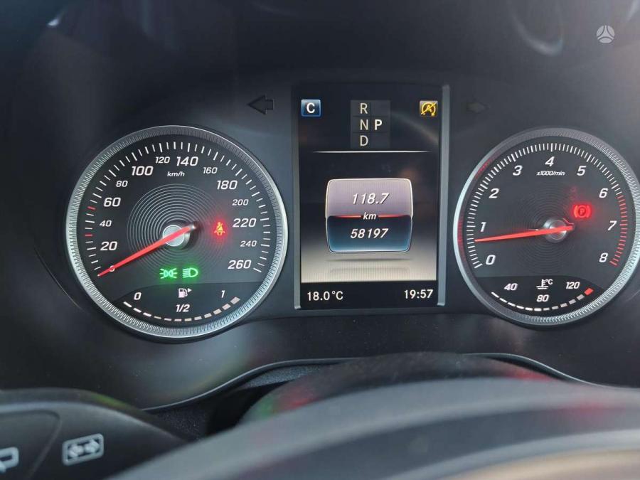 Melns Mercedes-Benz GLC 250 2018 Šauļi, ar dzinēja tilpumu 2.00 L un nobraukumu 58 tūkst. km par 20500 €, foto 11 vietnē AUTOMOTO.COM.LV