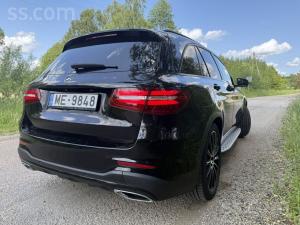 Black Mercedes-Benz GLC 250 2019 in Riga, with an engine capacity of 2.20 L and mileage of 94 thousand km for 29500 €, photo 4 on AUTOMOTO.COM.LV