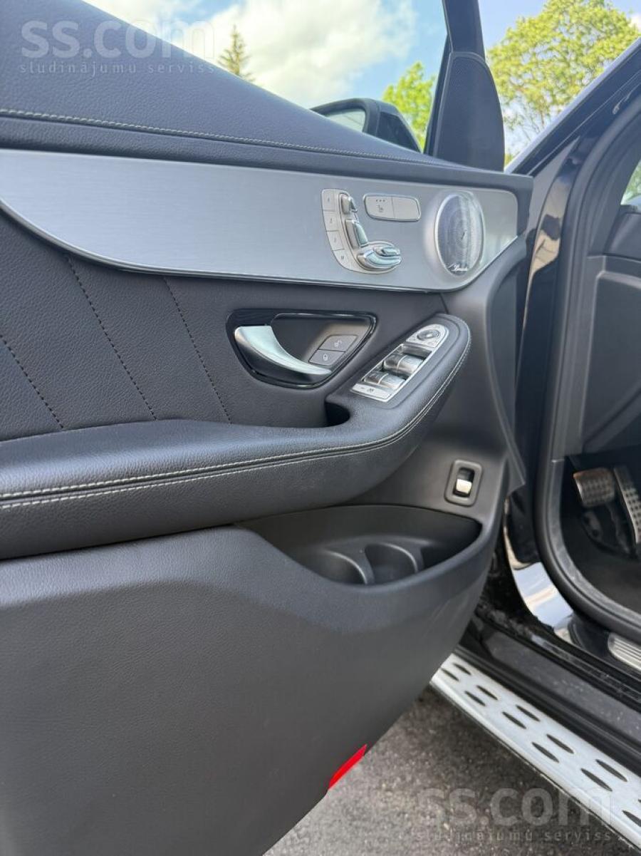 Black Mercedes-Benz GLC 250 2019 in Riga, with an engine capacity of 2.20 L and mileage of 94 thousand km for 29500 €, photo 9 on AUTOMOTO.COM.LV