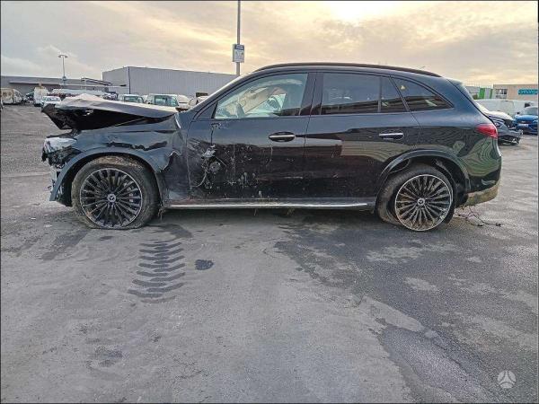 Melns Mercedes-Benz GLC 250 2024 Kauņa, ar dzinēja tilpumu 2.00 L un nobraukumu 31 tūkst. km par 17000 €, foto 2 vietnē AUTOMOTO.COM.LV