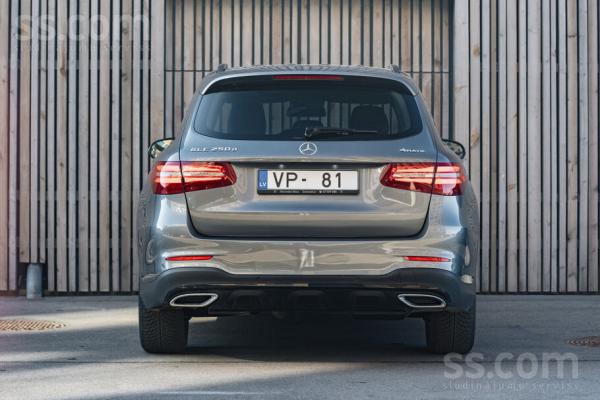 Grey Mercedes-Benz GLC 250 2017 in Riga, with an engine capacity of 2.20 L and mileage of 139 thousand km for 22900 €, photo 5 on AUTOMOTO.COM.LV