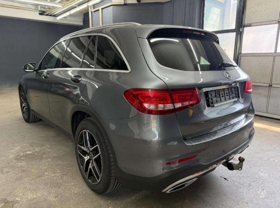 Pelēks Mercedes-Benz GLC 250 2017 Vilkaviškis, ar dzinēja tilpumu 2.14 L un nobraukumu 220 tūkst. km par 14800 €, foto 4 vietnē AUTOMOTO.COM.LV