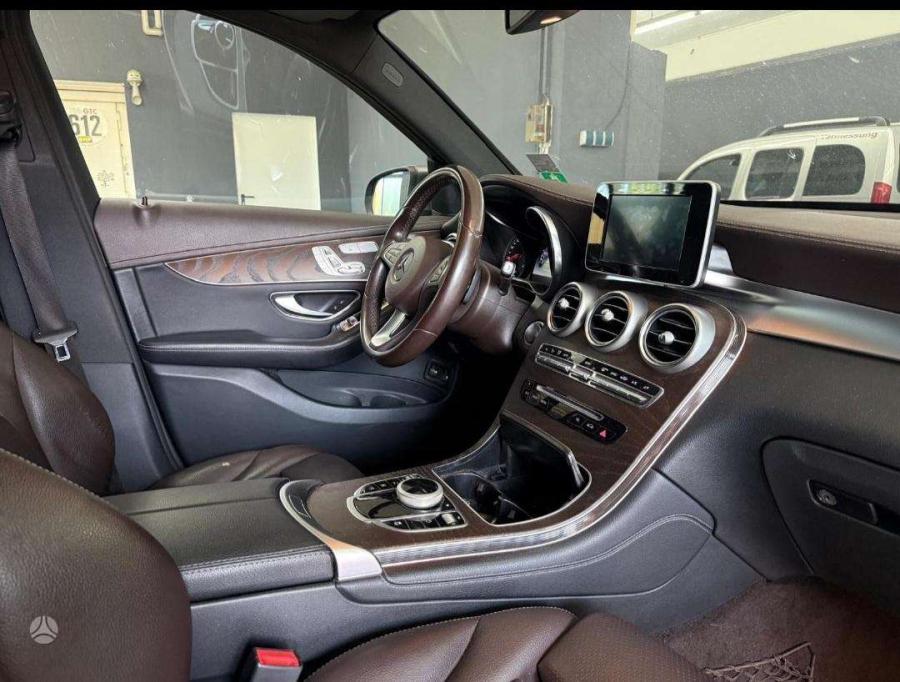 Pelēks Mercedes-Benz GLC 250 2017 Vilkaviškis, ar dzinēja tilpumu 2.14 L un nobraukumu 220 tūkst. km par 14800 €, foto 12 vietnē AUTOMOTO.COM.LV