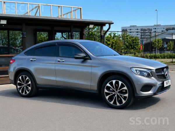 Grey Mercedes-Benz GLC 250 2018 in Riga, with an engine capacity of 2.20 L and mileage of 234 thousand km for 26900 €, photo 5 on AUTOMOTO.COM.LV