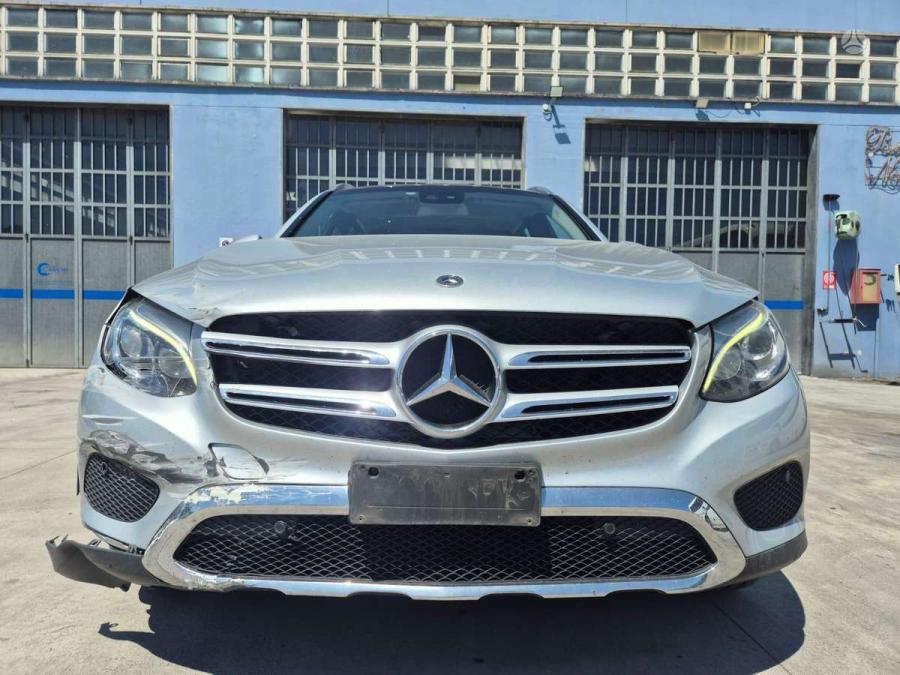 Grey Mercedes-Benz GLC 250 2018 in Vilnius, with an engine capacity of 2.14 L and mileage of 240 thousand km for 11950 €, photo 4 on AUTOMOTO.COM.LV