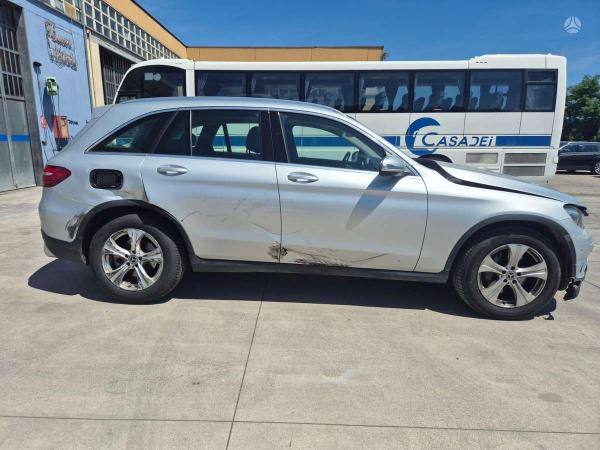 Grey Mercedes-Benz GLC 250 2018 in Vilnius, with an engine capacity of 2.14 L and mileage of 240 thousand km for 11950 €, photo 6 on AUTOMOTO.COM.LV