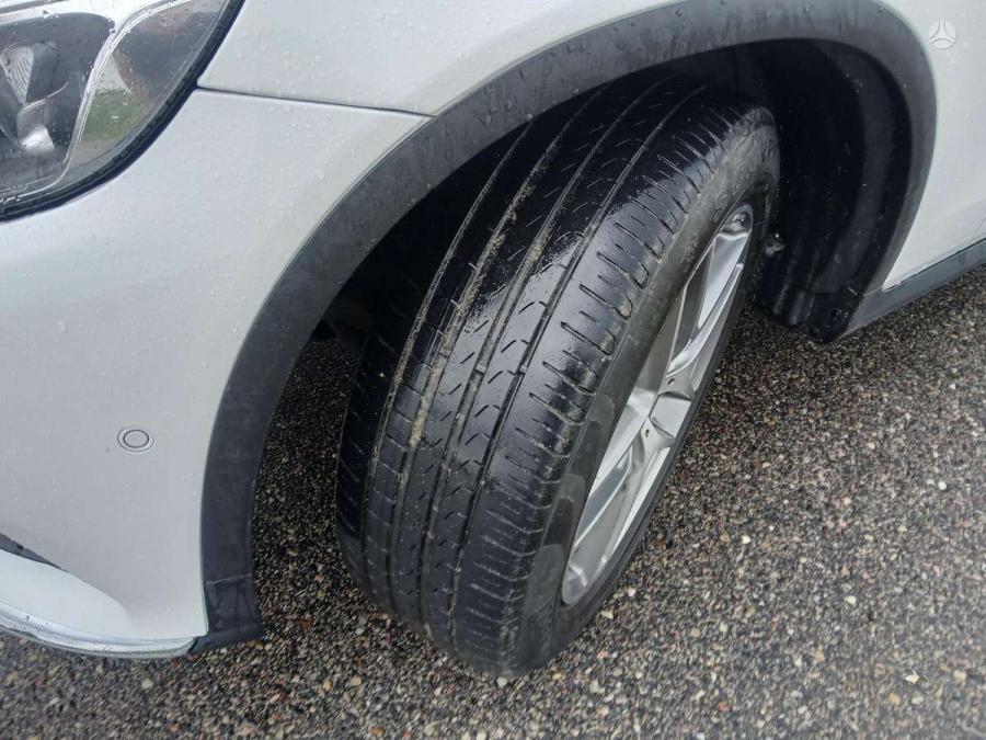 White Mercedes-Benz GLC 250 2015 in Kaunas, with an engine capacity of 2.14 L and mileage of 188 thousand km for 16800 €, photo 9 on AUTOMOTO.COM.LV