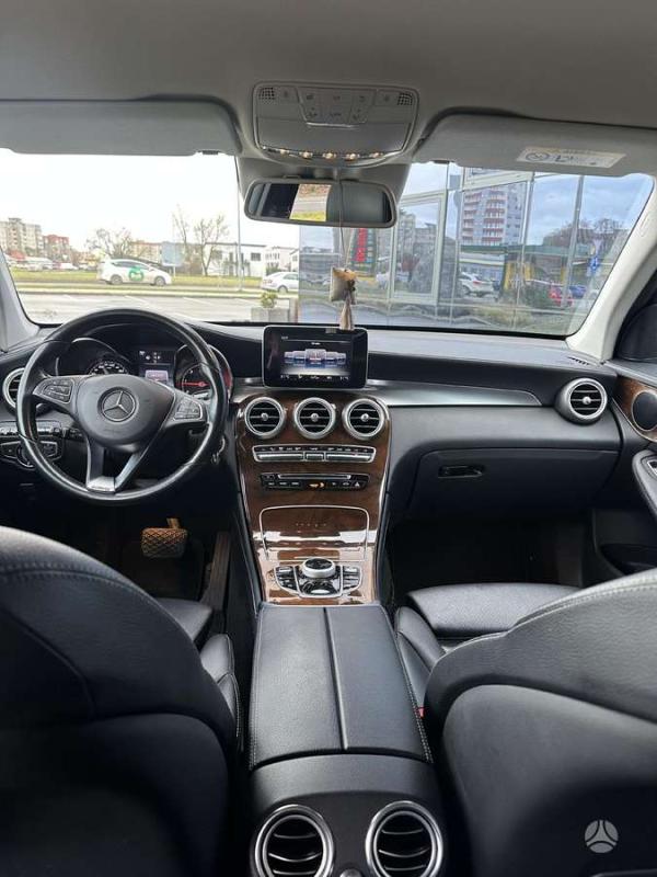 Balts Mercedes-Benz GLC 250 2016 Kauņa, ar dzinēja tilpumu 2.50 L un nobraukumu 232 tūkst. km par 26900 €, foto 3 vietnē AUTOMOTO.COM.LV
