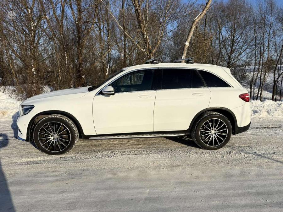 White Mercedes-Benz GLC 250 2016 in Vilnius, with an engine capacity of 1.99 L and mileage of 200 thousand km for 19850 €, photo 3 on AUTOMOTO.COM.LV