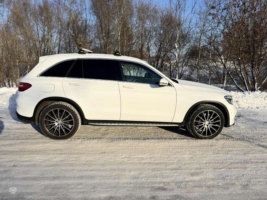 White Mercedes-Benz GLC 250 2016 in Vilnius, with an engine capacity of 1.99 L and mileage of 200 thousand km for 19850 €, photo 8 on AUTOMOTO.COM.LV