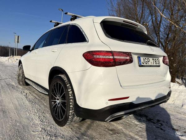 White Mercedes-Benz GLC 250 2016 in Vilnius, with an engine capacity of 1.99 L and mileage of 200 thousand km for 19850 €, photo 5 on AUTOMOTO.COM.LV