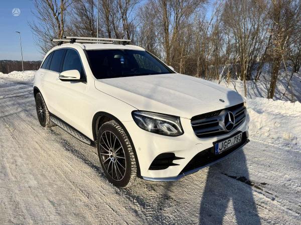 White Mercedes-Benz GLC 250 2016 in Vilnius, with an engine capacity of 1.99 L and mileage of 200 thousand km for 21900 €, photo 3 on AUTOMOTO.COM.LV