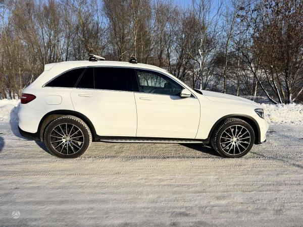 White Mercedes-Benz GLC 250 2016 in Vilnius, with an engine capacity of 1.99 L and mileage of 200 thousand km for 21900 €, photo 4 on AUTOMOTO.COM.LV