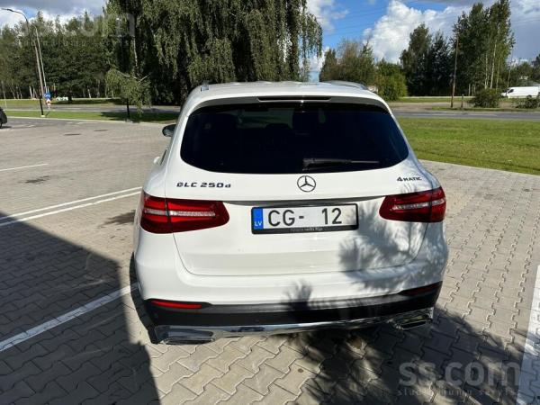 White Mercedes-Benz GLC 250 2016 in Riga, with an engine capacity of 2.20 L and mileage of 400 thousand km for 14900 €, photo 8 on AUTOMOTO.COM.LV