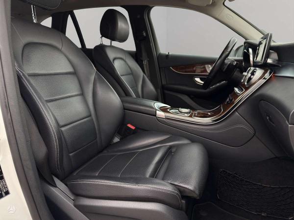 White Mercedes-Benz GLC 250 2016 in Kaunas, with an engine capacity of 2.10 L and mileage of 233 thousand km for 20999 €, photo 8 on AUTOMOTO.COM.LV