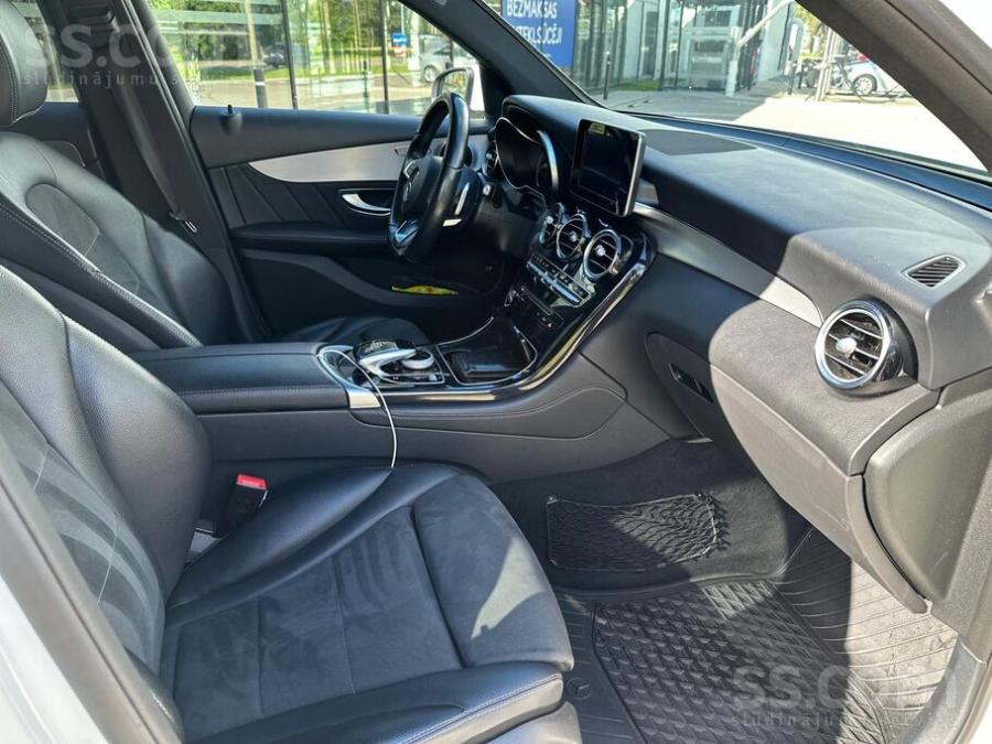 White Mercedes-Benz GLC 250 2016 in Riga, with an engine capacity of 2.20 L and mileage of 407 thousand km for 12500 €, photo 11 on AUTOMOTO.COM.LV