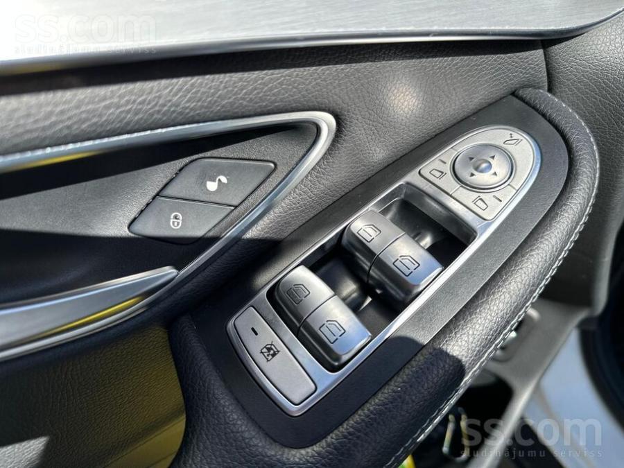 White Mercedes-Benz GLC 250 2016 in Riga, with an engine capacity of 2.20 L and mileage of 407 thousand km for 12500 €, photo 13 on AUTOMOTO.COM.LV