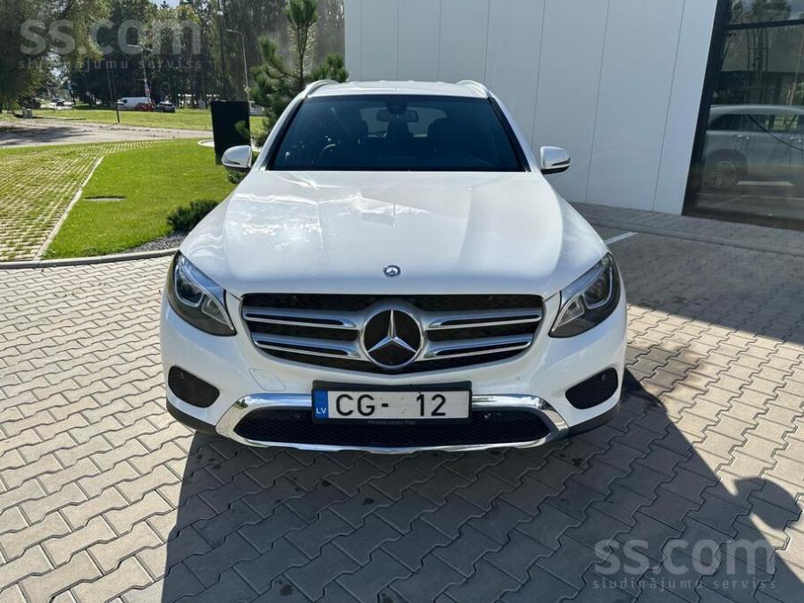 White Mercedes-Benz GLC 250 2016 in Riga, with an engine capacity of 2.20 L and mileage of 407 thousand km for 12500 €, photo 15 on AUTOMOTO.COM.LV