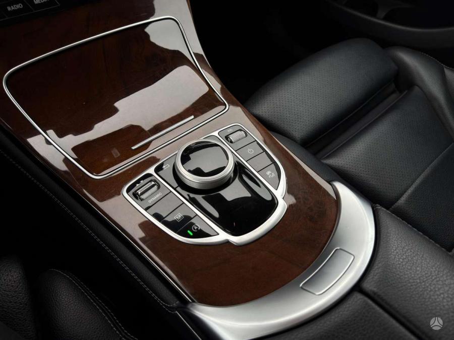 White Mercedes-Benz GLC 250 2016 in Kaunas, with an engine capacity of 2.10 L and mileage of 233 thousand km for 20999 €, photo 16 on AUTOMOTO.COM.LV