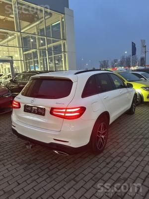 White Mercedes-Benz GLC 250 2016 in Ogre, with an engine capacity of 2.20 L and mileage of 200 thousand km for 21750 €, photo 3 on AUTOMOTO.COM.LV