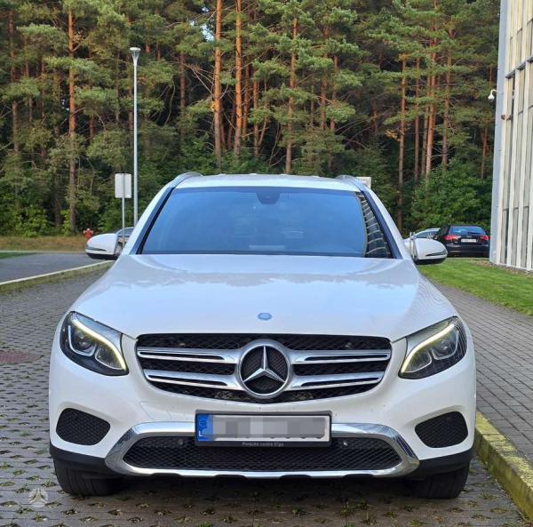 White Mercedes-Benz GLC 250 2016 in Vilnius, with an engine capacity of 2.14 L and mileage of 295 thousand km for 13200 €, photo 3 on AUTOMOTO.COM.LV