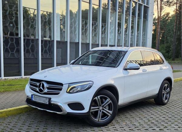 White Mercedes-Benz GLC 250 2016 in Vilnius, with an engine capacity of 2.14 L and mileage of 295 thousand km for 13200 €, photo 4 on AUTOMOTO.COM.LV