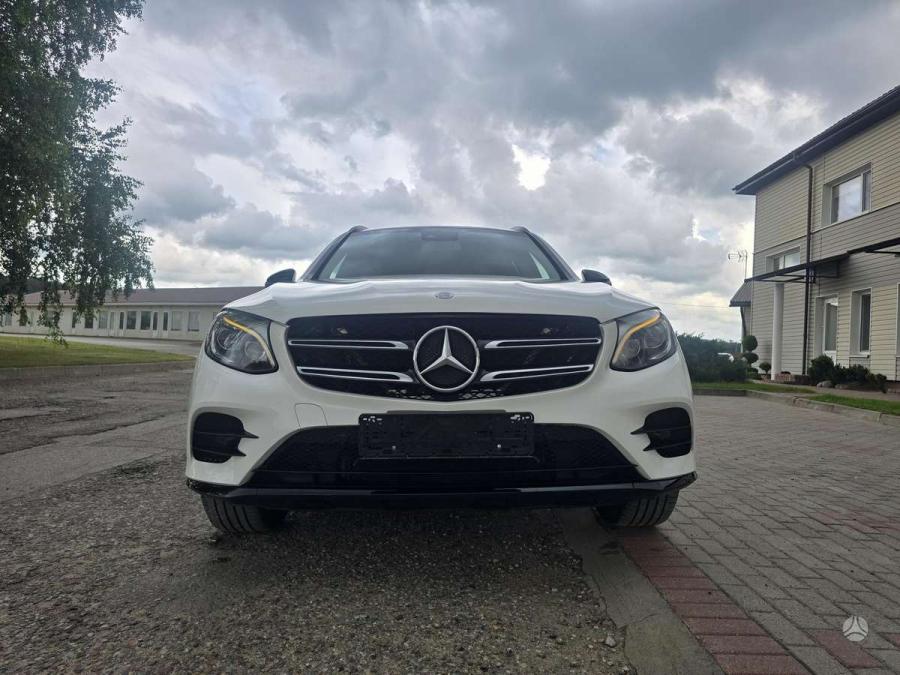 White Mercedes-Benz GLC 250 2017 in Vilnius, with an engine capacity of 0.00 L and mileage of 290 thousand km for 16300 €, photo 4 on AUTOMOTO.COM.LV