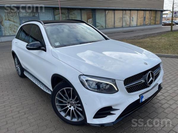 White Mercedes-Benz GLC 250 2018 in Riga, with an engine capacity of 2.20 L and mileage of 230 thousand km for 23900 €, photo 4 on AUTOMOTO.COM.LV
