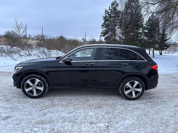 Black Mercedes-Benz GLC 300 2016 in Siauliai, with an engine capacity of 1.99 L and mileage of 68 thousand km for 19499 €, photo 3 on AUTOMOTO.COM.LV