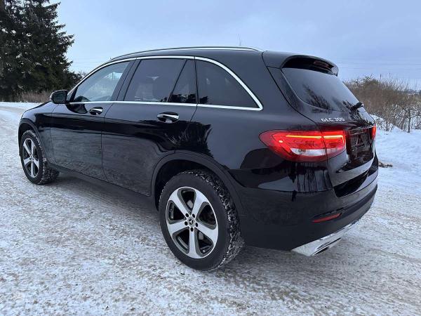 Black Mercedes-Benz GLC 300 2016 in Siauliai, with an engine capacity of 1.99 L and mileage of 68 thousand km for 19499 €, photo 4 on AUTOMOTO.COM.LV