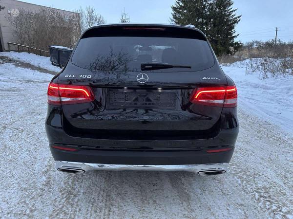 Black Mercedes-Benz GLC 300 2016 in Siauliai, with an engine capacity of 1.99 L and mileage of 68 thousand km for 19499 €, photo 5 on AUTOMOTO.COM.LV