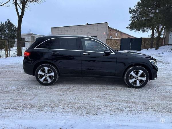 Black Mercedes-Benz GLC 300 2016 in Siauliai, with an engine capacity of 1.99 L and mileage of 68 thousand km for 19499 €, photo 8 on AUTOMOTO.COM.LV
