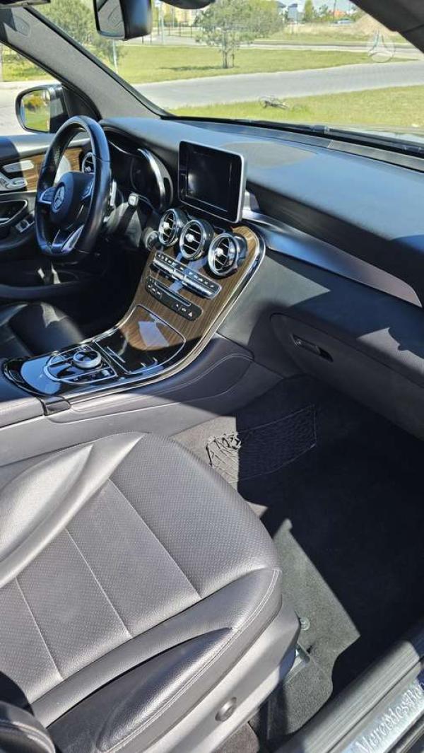 Melns Mercedes-Benz GLC 300 2018 Palanga, ar dzinēja tilpumu 1.99 L un nobraukumu 230 tūkst. km par 18000 €, foto 8 vietnē AUTOMOTO.COM.LV