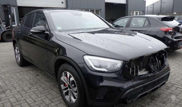 Black Mercedes-Benz GLC 300 2019 in Prienai, with an engine capacity of 1.99 L and mileage of 203 thousand km for 22500 €, photo 2 on AUTOMOTO.COM.LV