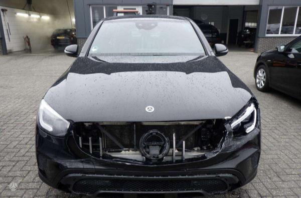 Black Mercedes-Benz GLC 300 2019 in Prienai, with an engine capacity of 1.99 L and mileage of 203 thousand km for 22500 €, photo 3 on AUTOMOTO.COM.LV