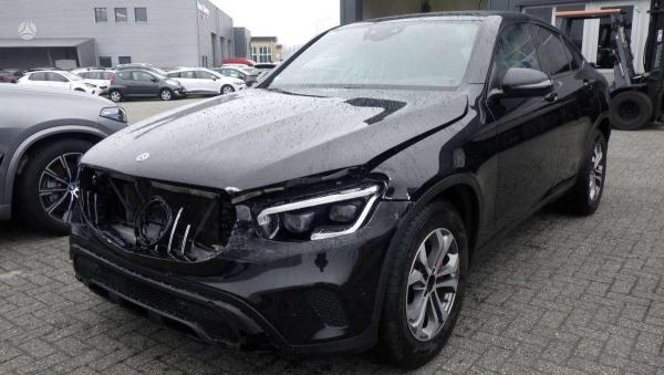 Black Mercedes-Benz GLC 300 2019 in Prienai, with an engine capacity of 1.99 L and mileage of 203 thousand km for 22500 €, photo 4 on AUTOMOTO.COM.LV