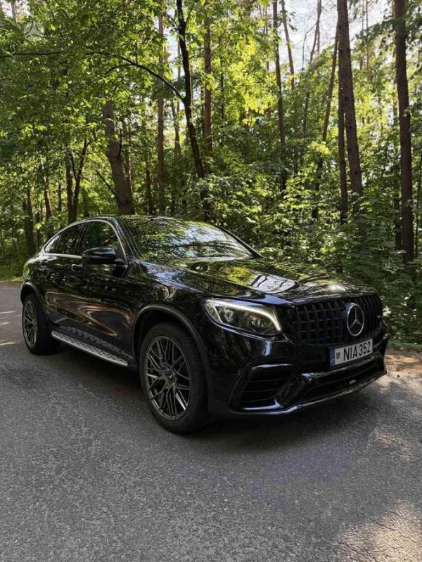 Black Mercedes-Benz GLC 300 2019 in Vilnius, with an engine capacity of 1.99 L and mileage of 61 thousand km for 34888 €, photo 1 on AUTOMOTO.COM.LV