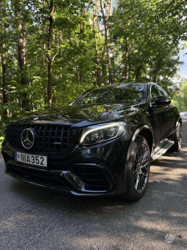 Black Mercedes-Benz GLC 300 2019 in Vilnius, with an engine capacity of 1.99 L and mileage of 61 thousand km for 34888 €, photo 3 on AUTOMOTO.COM.LV