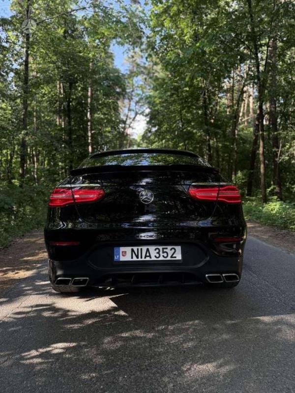 Black Mercedes-Benz GLC 300 2019 in Vilnius, with an engine capacity of 1.99 L and mileage of 61 thousand km for 34888 €, photo 6 on AUTOMOTO.COM.LV