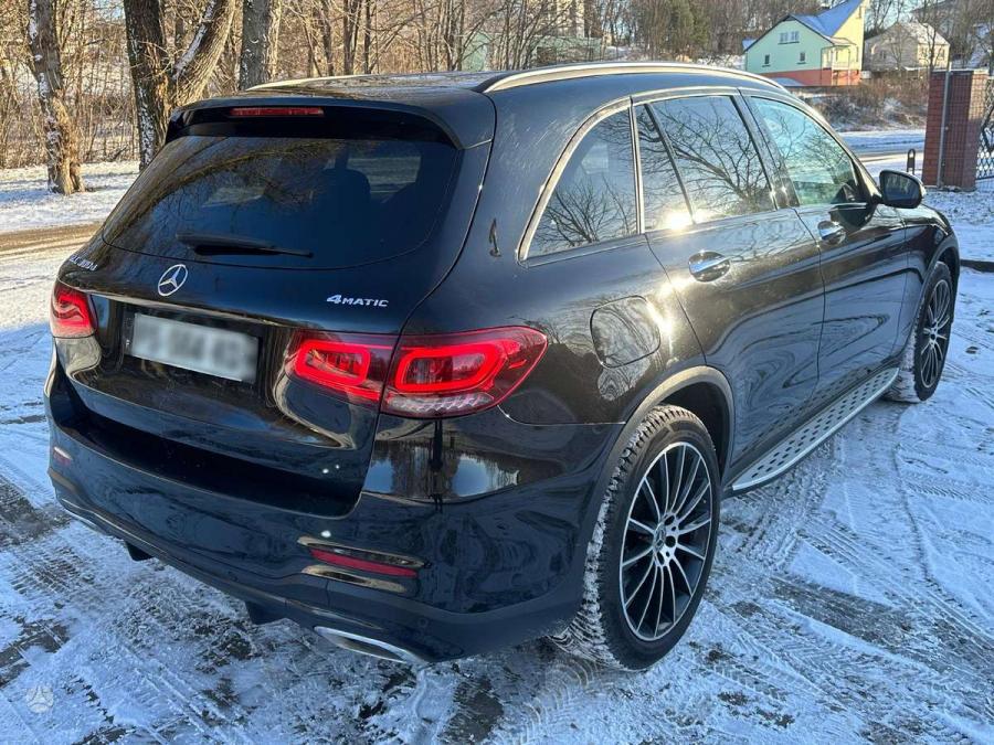 Black Mercedes-Benz GLC 300 2020 in Taurage, with an engine capacity of 1.95 L and mileage of 414 thousand km for 21900 €, photo 3 on AUTOMOTO.COM.LV