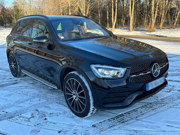 Black Mercedes-Benz GLC 300 2020 in Taurage, with an engine capacity of 1.95 L and mileage of 414 thousand km for 21900 €, photo 4 on AUTOMOTO.COM.LV