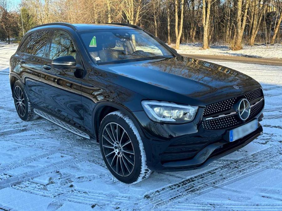 Black Mercedes-Benz GLC 300 2020 in Taurage, with an engine capacity of 1.95 L and mileage of 414 thousand km for 21900 €, photo 4 on AUTOMOTO.COM.LV