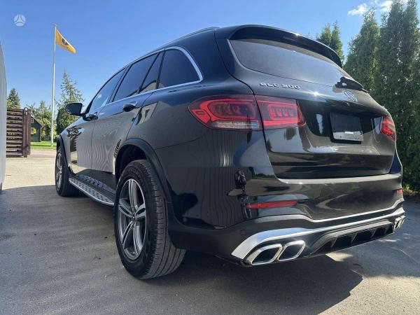 Melns Mercedes-Benz GLC 300 2020 Šauļi, ar dzinēja tilpumu 2.00 L un nobraukumu 105 tūkst. km par 27000 €, foto 2 vietnē AUTOMOTO.COM.LV