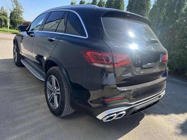 Melns Mercedes-Benz GLC 300 2020 Šauļi, ar dzinēja tilpumu 2.00 L un nobraukumu 105 tūkst. km par 27000 €, foto 7 vietnē AUTOMOTO.COM.LV