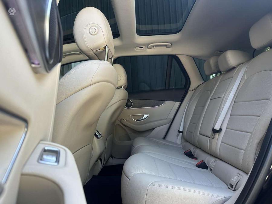 Melns Mercedes-Benz GLC 300 2020 Šauļi, ar dzinēja tilpumu 2.00 L un nobraukumu 105 tūkst. km par 27000 €, foto 17 vietnē AUTOMOTO.COM.LV