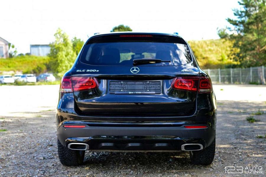 Melns Mercedes-Benz GLC 300 2020 Kretinga, ar dzinēja tilpumu 2.00 L un nobraukumu 102 tūkst. km par 28650 €, foto 9 vietnē AUTOMOTO.COM.LV