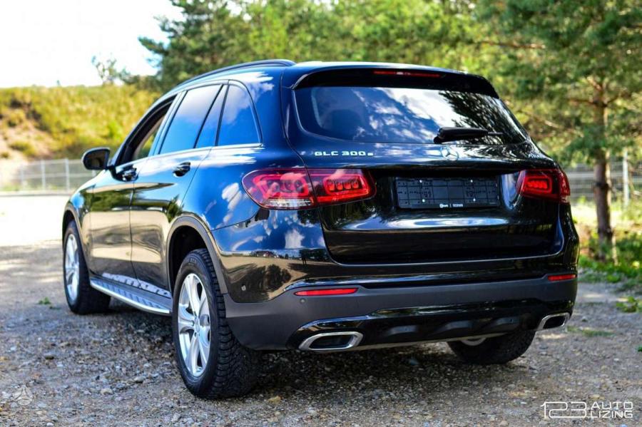 Melns Mercedes-Benz GLC 300 2020 Kretinga, ar dzinēja tilpumu 2.00 L un nobraukumu 102 tūkst. km par 28650 €, foto 10 vietnē AUTOMOTO.COM.LV